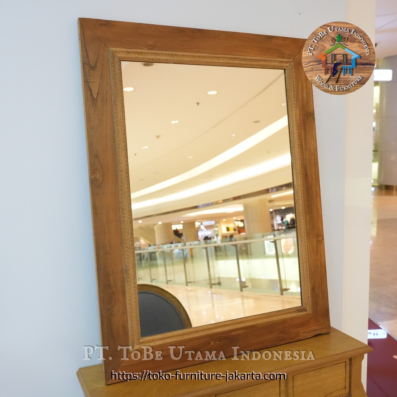 Tampilkan Ruangan yang Berbeda dengan Kaca Cermin Kayu Jati!