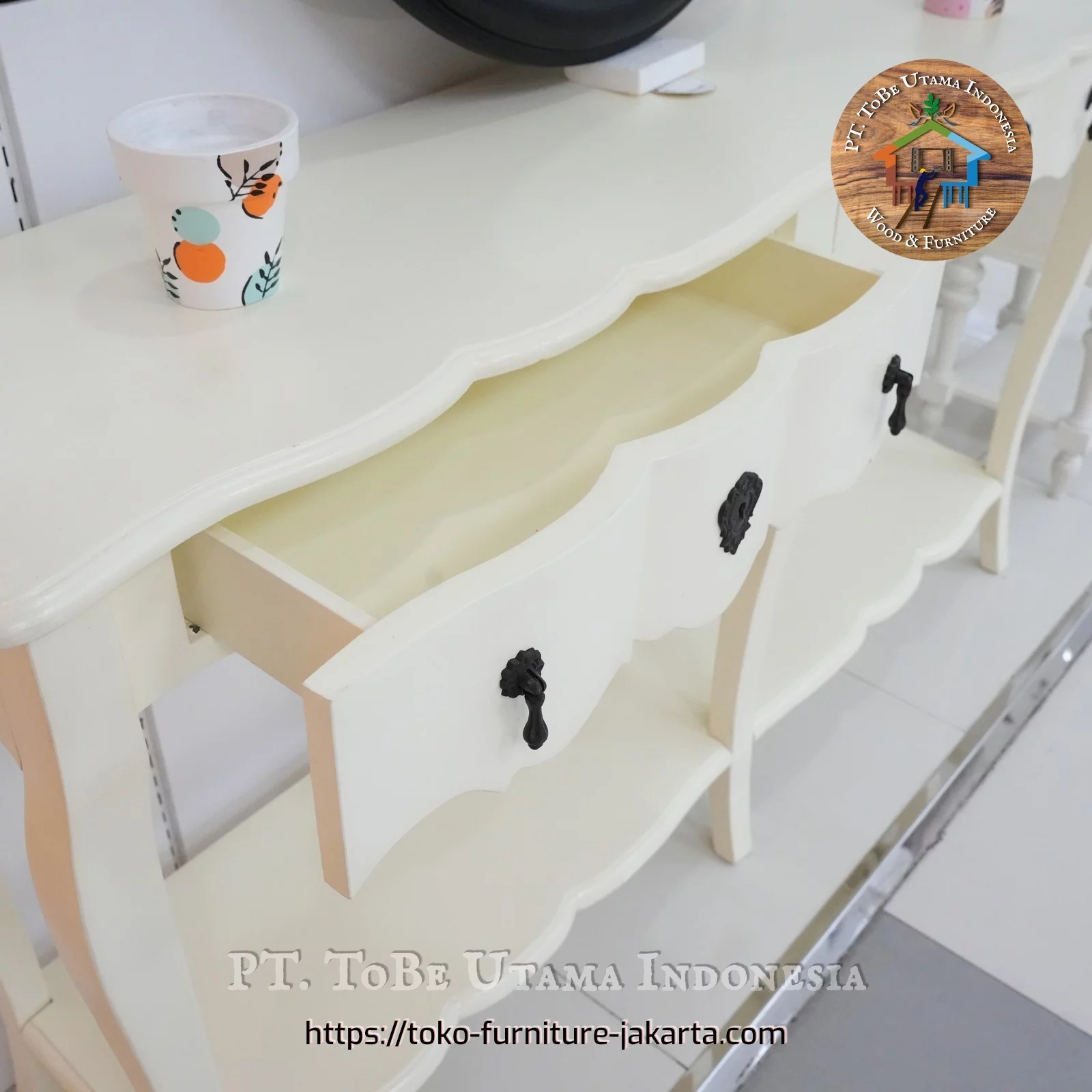 Luxurious Cleopatra Dressing Table for Your Boudoir