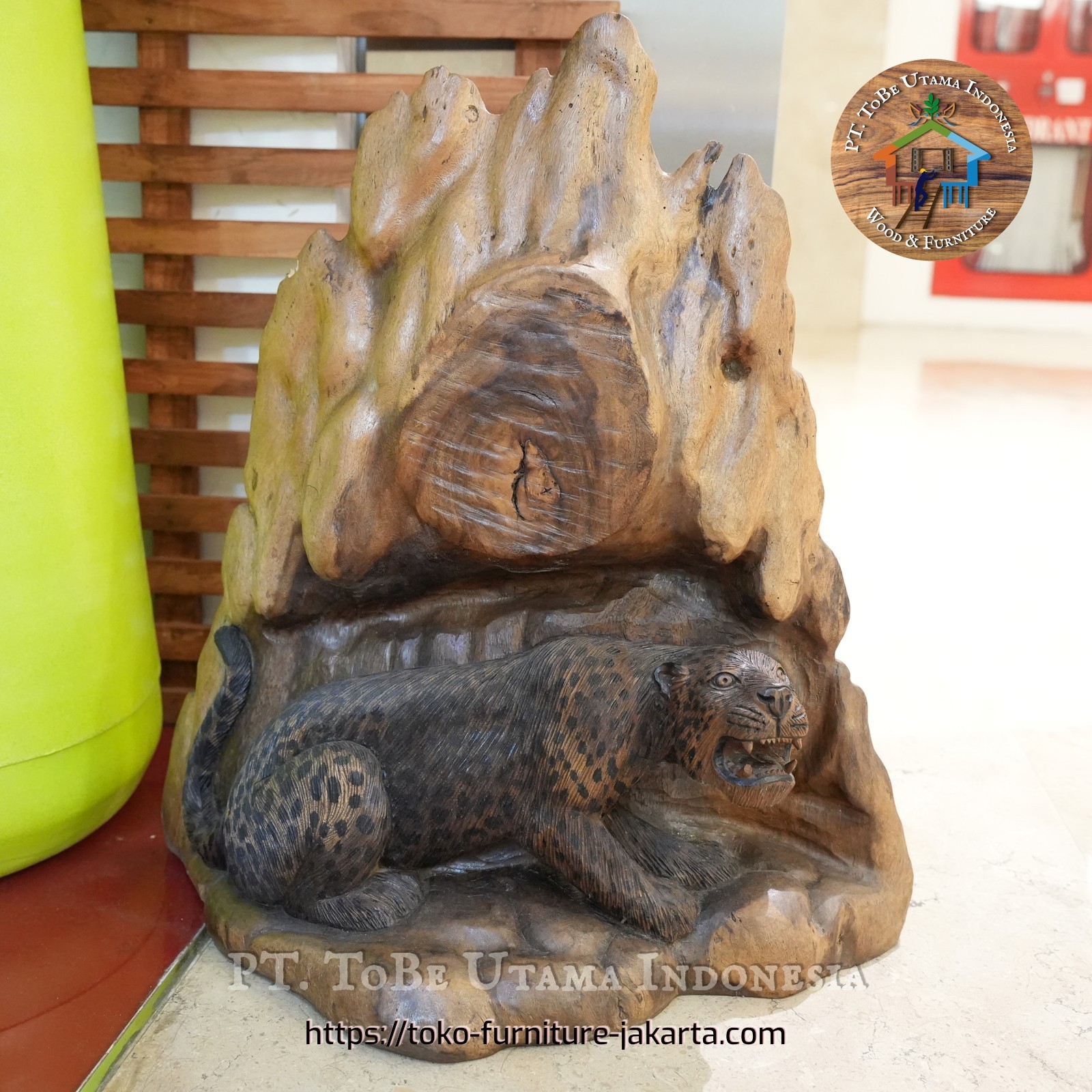 The Protruding Wooden Tiger Statue Captures Nature's Beauty