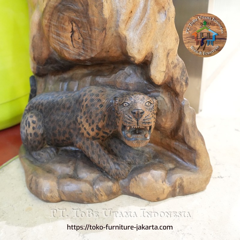 The Protruding Wooden Tiger Statue Captures Nature's Beauty