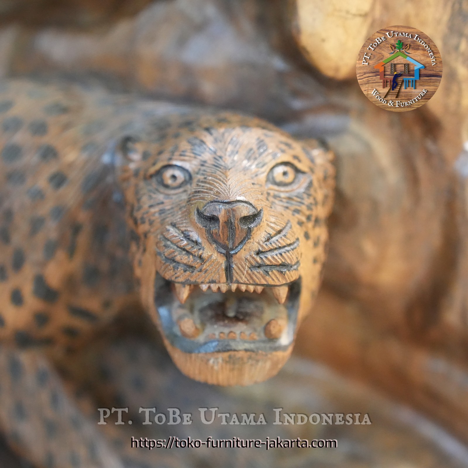 The Protruding Wooden Tiger Statue Captures Nature's Beauty