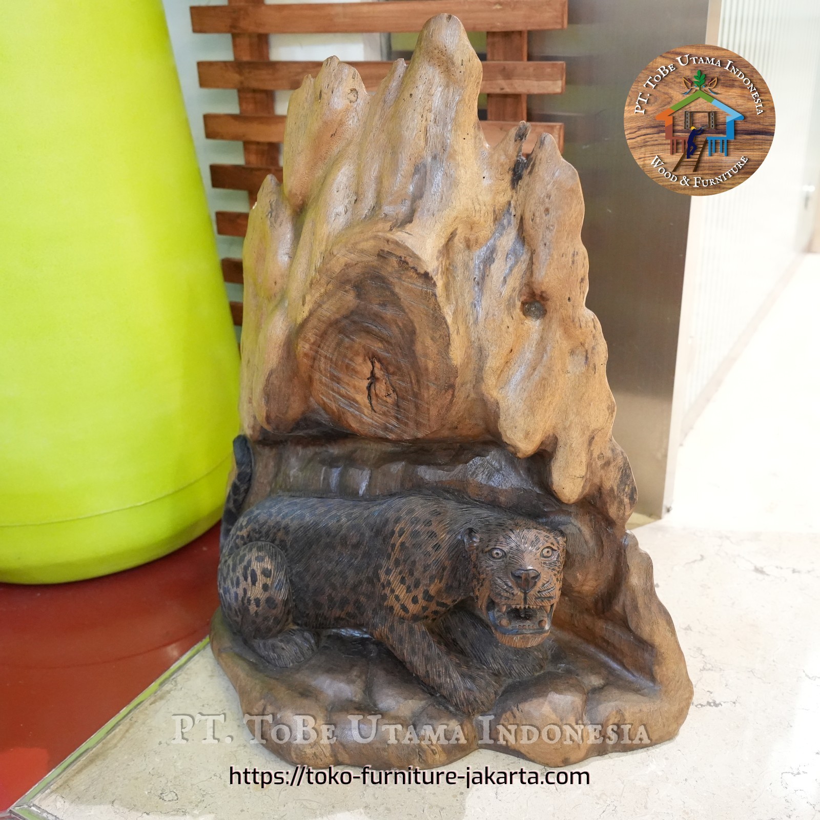 The Protruding Wooden Tiger Statue Captures Nature's Beauty