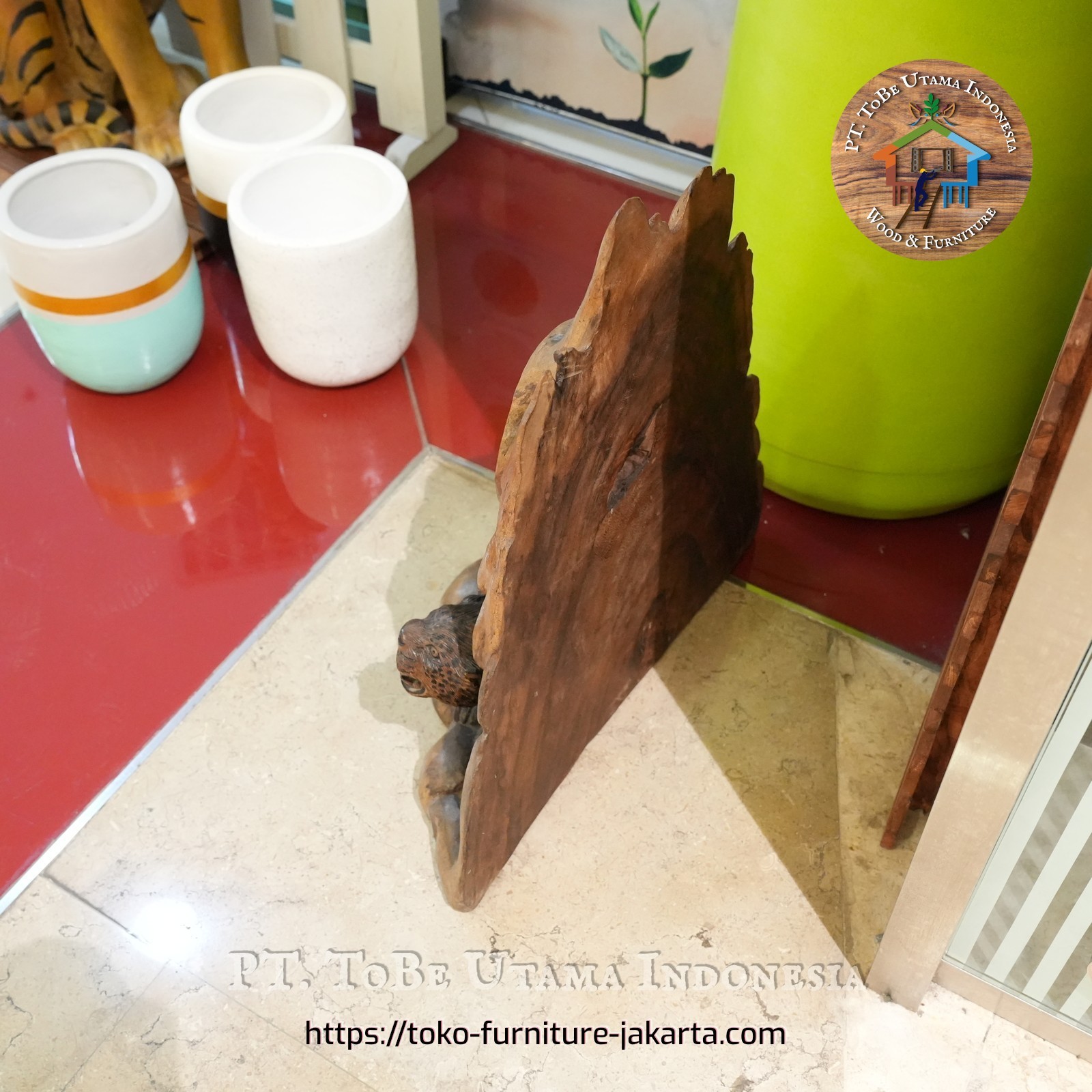 The Protruding Wooden Tiger Statue Captures Nature's Beauty