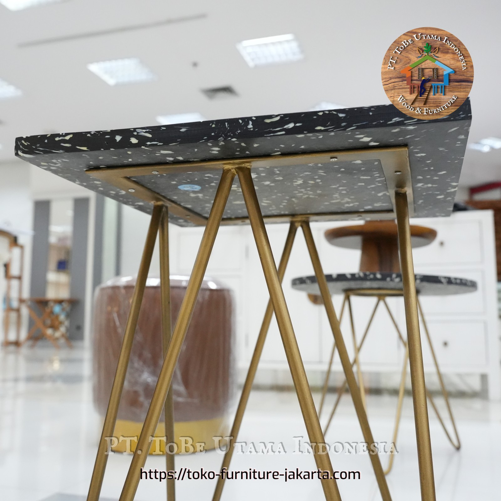 Meja Resin Motif Marmer untuk Sudut Ruangan