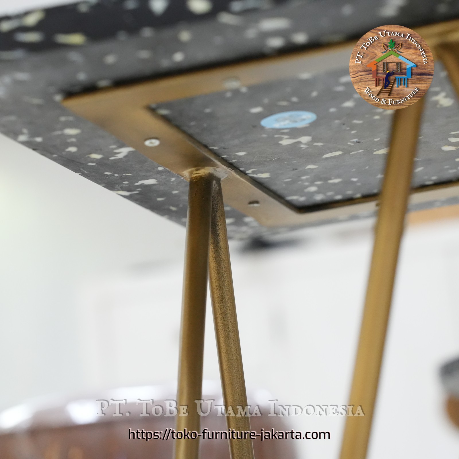 Meja Resin Motif Marmer untuk Sudut Ruangan