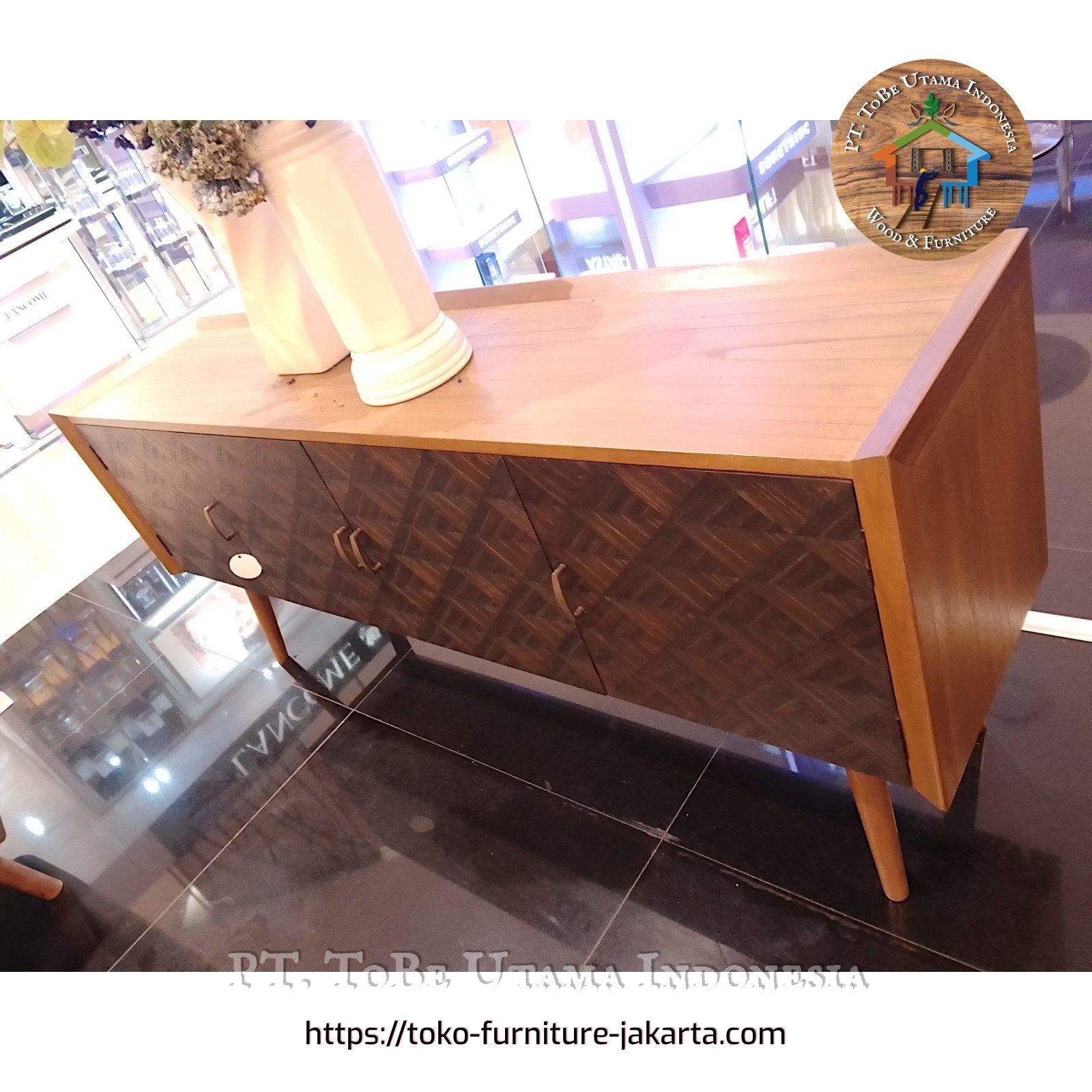 Bufet Modern Veneer dengan Desain Minimalis dan Laci Luas