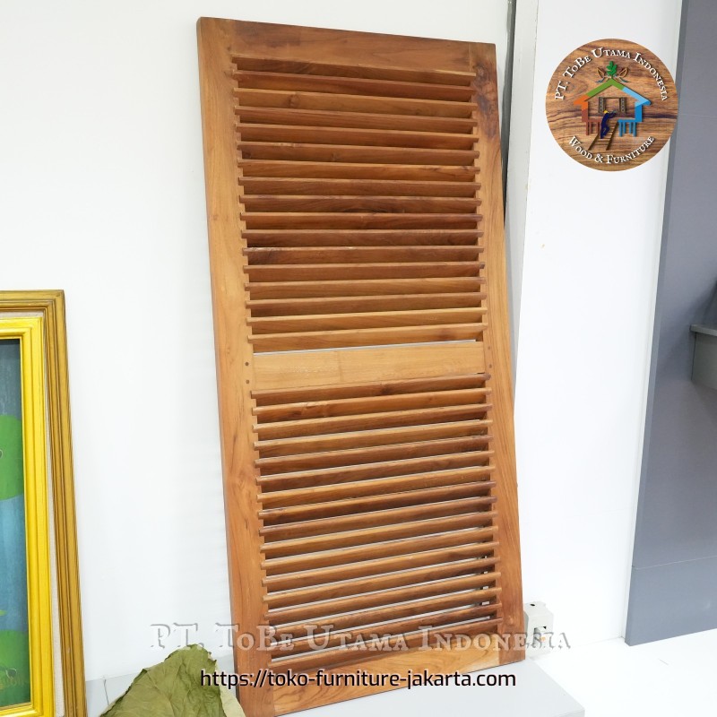 Pintu Khas Betawi Terbuat dari Kayu Jati Tahan Lama