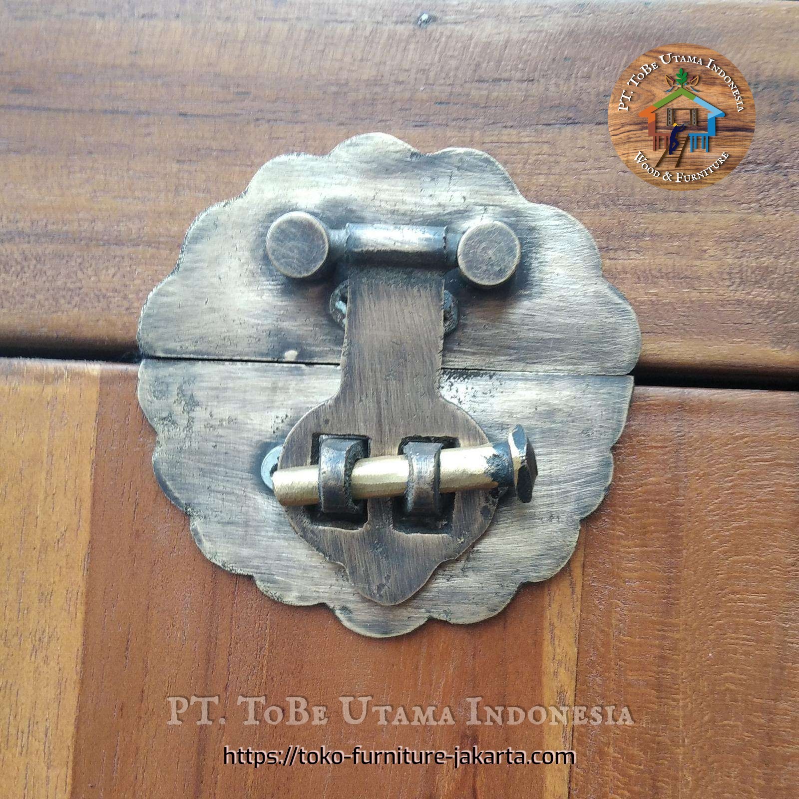 Kotak Penyimpanan Desain Bangku Antik Terbuat dari Kayu Jati