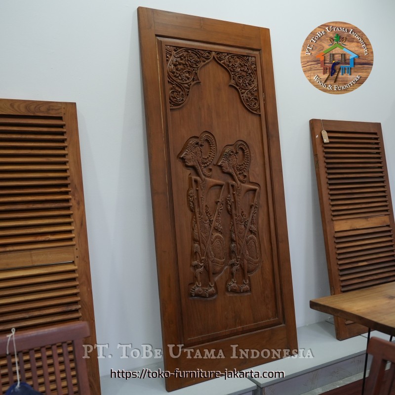 Pintu Ukir Wayang Sebagai Hiasan Dinding Yang Artistik