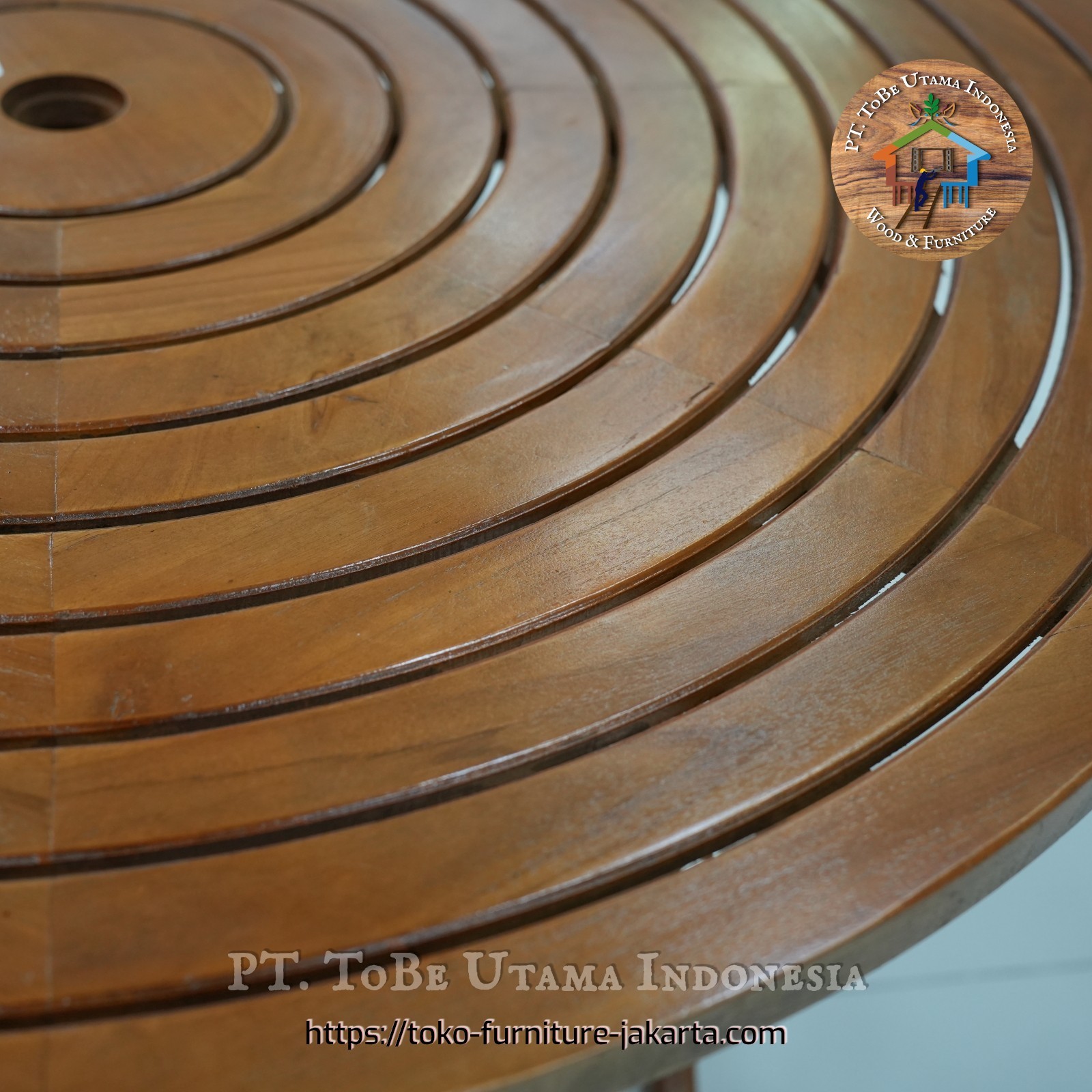 Round Dining Table for a Harmonic Living