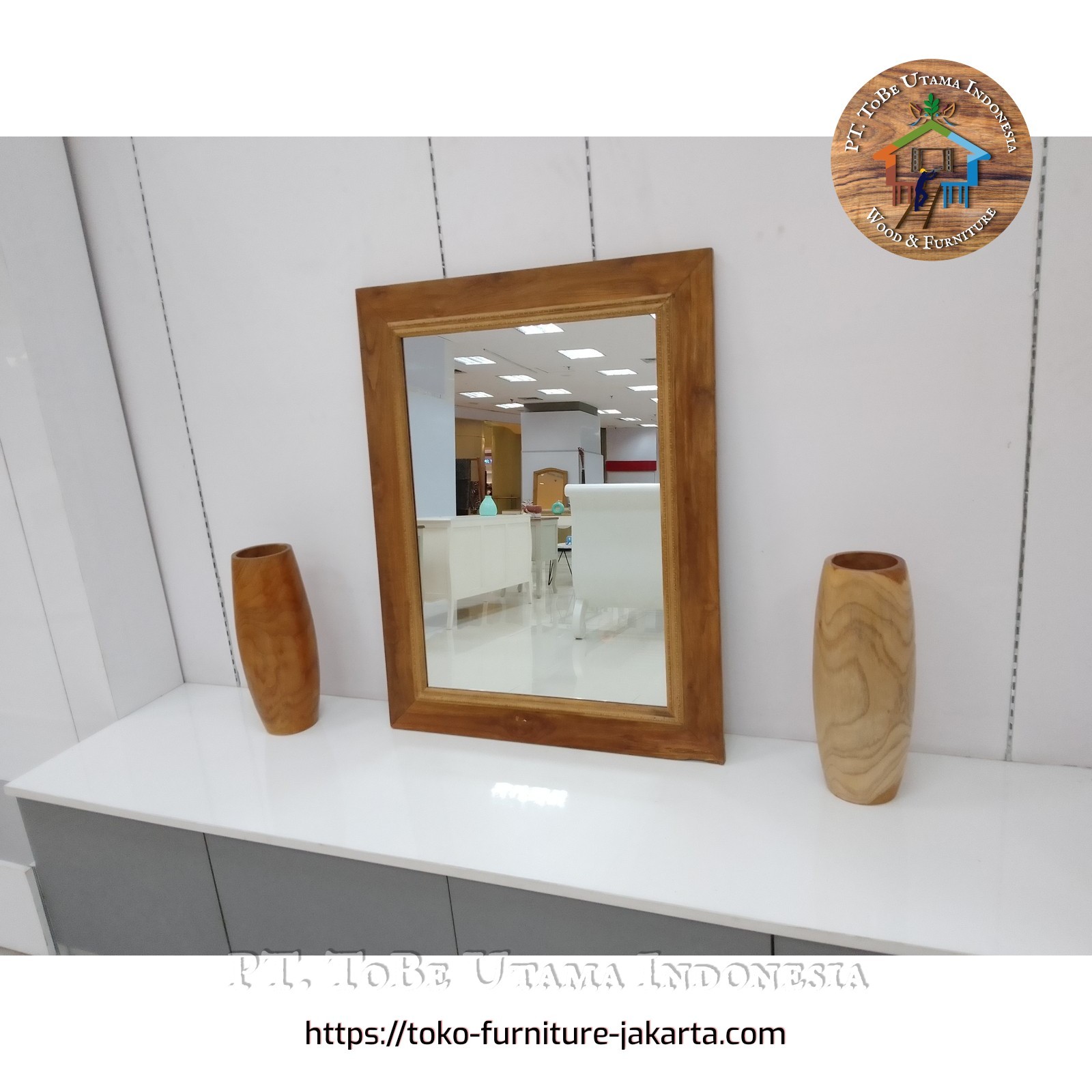 Tampilkan Ruangan yang Berbeda dengan Kaca Cermin Kayu Jati!