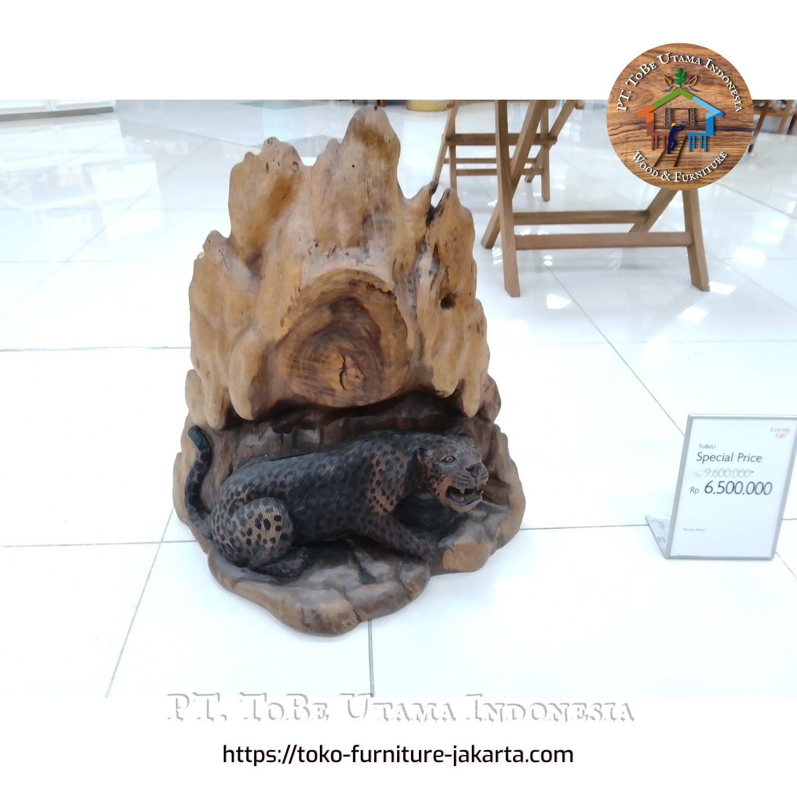 The Protruding Wooden Tiger Statue Captures Nature's Beauty